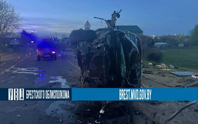 ДТП в Пинске: водитель BMW не справился с управлением и опрокинулся...